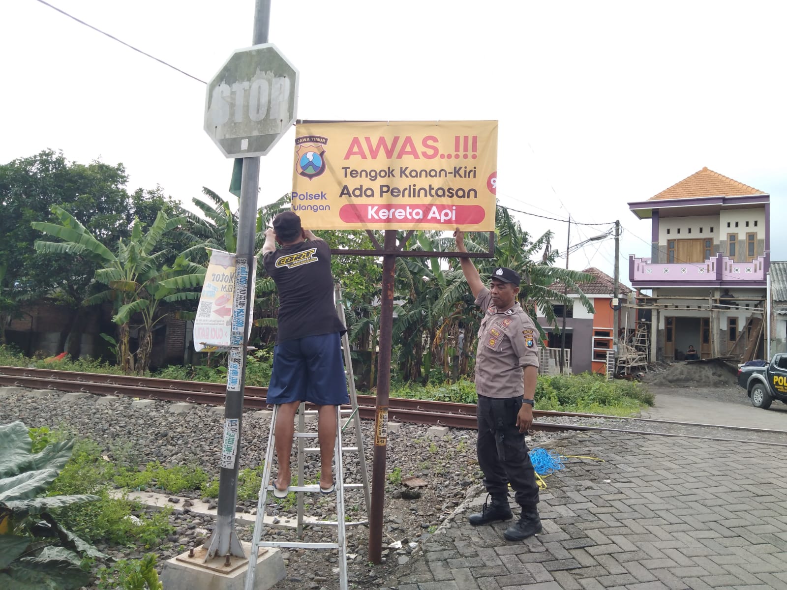 Untuk Keselamatan Bersama Polisi Pasang Himbauan di Perlintasan Kereta ...