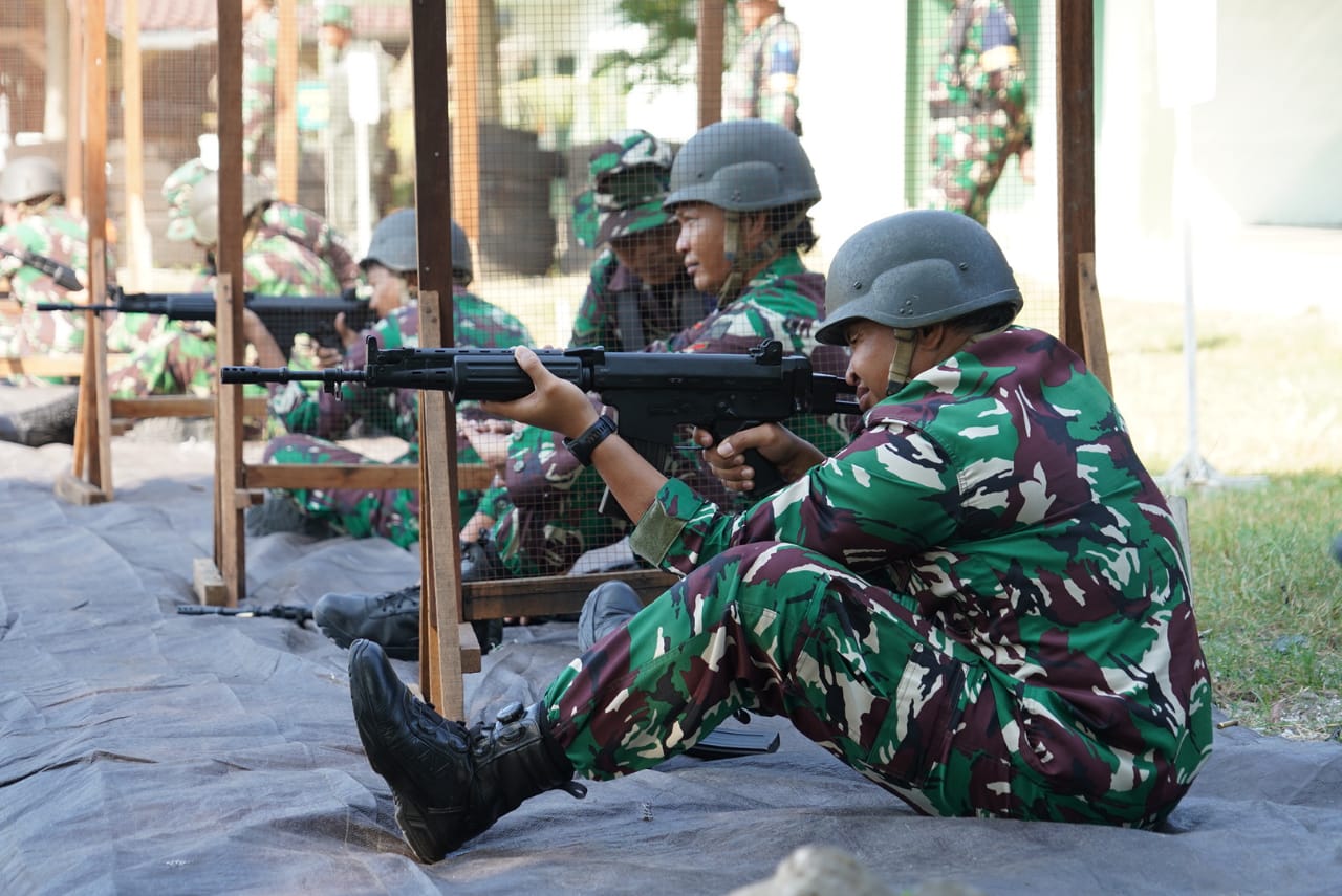 Personel Makorem 084/BJ Mengikuti Latihan Menembak Senjata Ringan ...