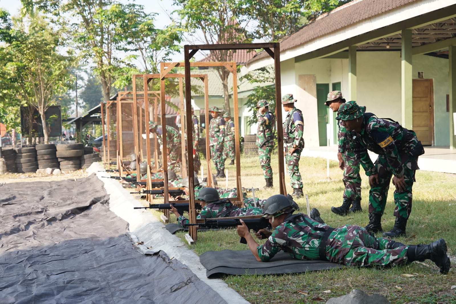 Asah Kemampuan Menembak Prajurit, Korem 084/Bhaskara Jaya Gelar Latihan ...
