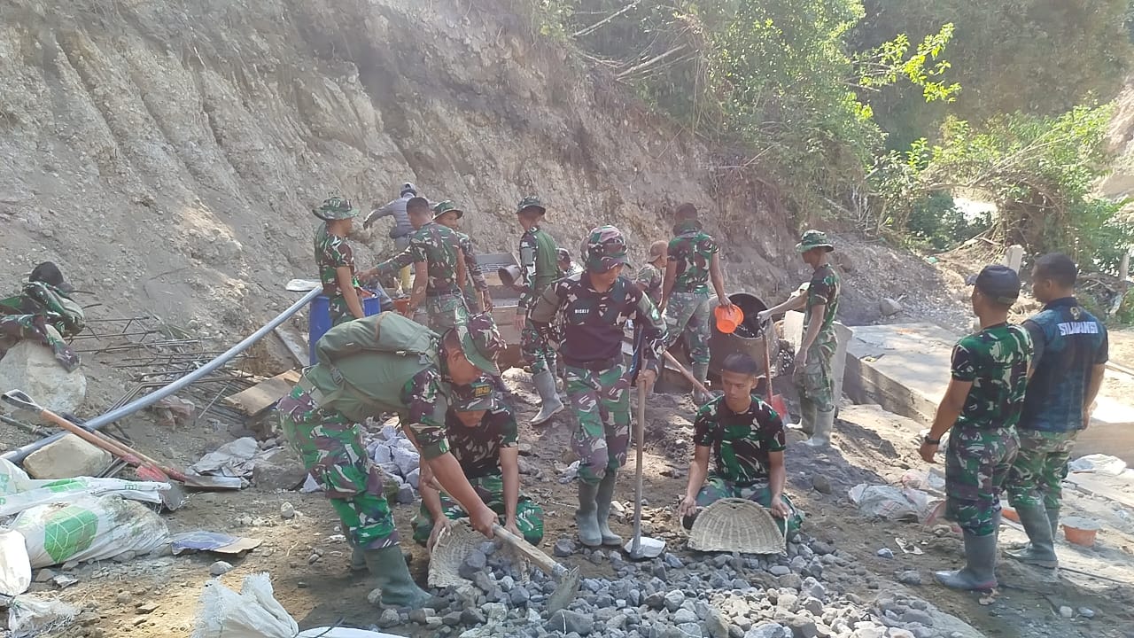 TNI AD Kawal Pembangunan Jembatan Gantung Burni Bius, Progres Sentuh 39 ...